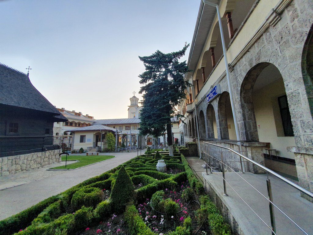 Manastirea Sfanta Maria din Techirghiol, popas pentru rugaciune, odihna ...
